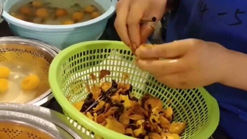 原来枇杷罐头是这样做的,贵州小姐姐的手速太厉害了!