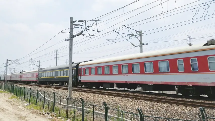 上海开往石家庄的K234次列车快速经过,还有少量红皮车厢