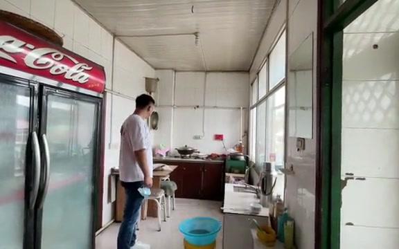 实拍农村平房带车库150平,改造的卫生间真像样,还住什么楼房?