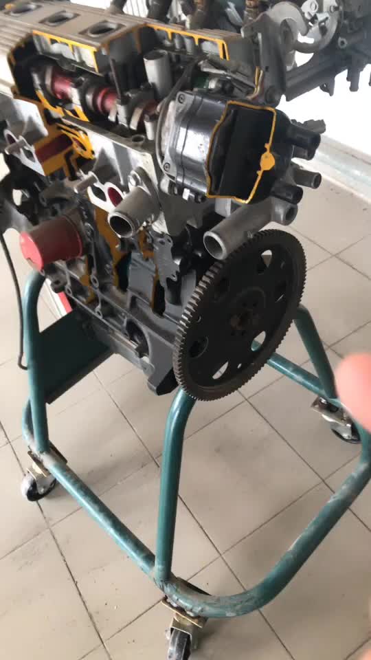发动机动力从飞轮传至变速器,最终到车轮
