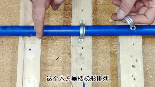 3根木方秒变水管支架!无管卡固定PVC硬管的神操作,简单又实用