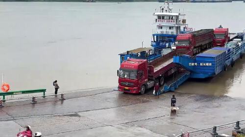 三辆重卡横跨大江!场面震撼堪比大片,你敢看吗?