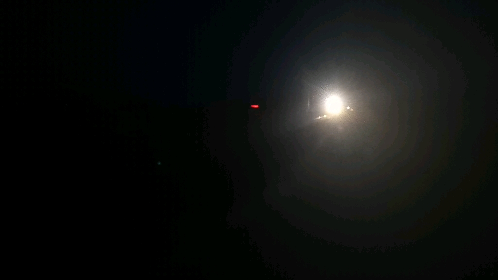 k2560次列车全速通过
