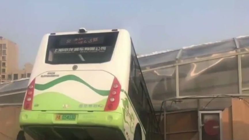 惊险!上海一公交车撞穿墙壁,卡住腾在半空中,看着都悬