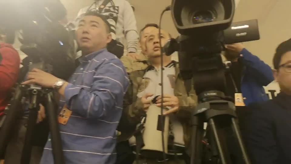 3月5日,首场“代表通道”集中采访活动开始前,记者们已就位～(via....