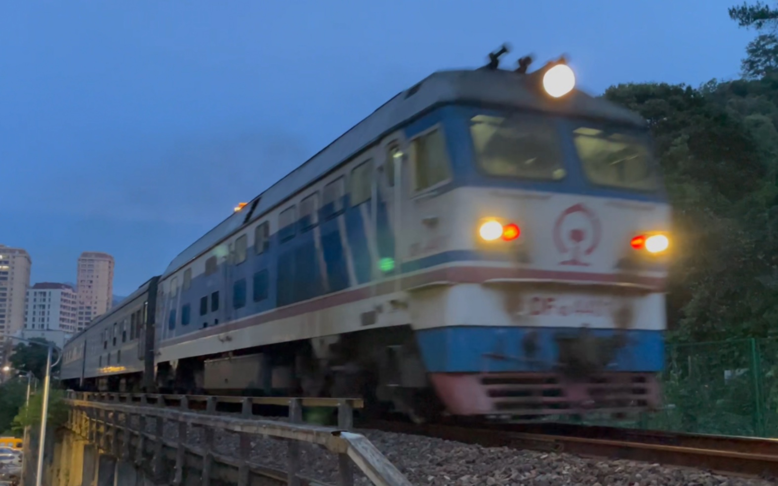 金温铁路 DF4D4401+K348,通过青田站进站信号机