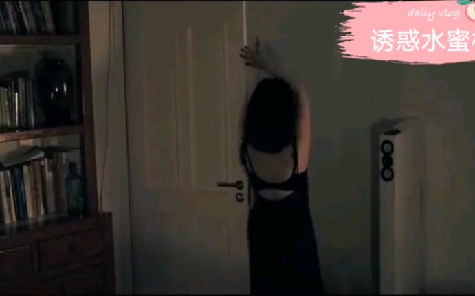 美女穿性感衣服诱惑男子,不来男子更妖艳,美女直接扑上去