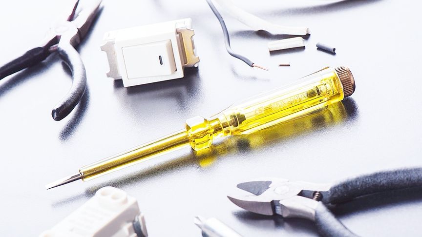 电工只会用电笔来验电,太OUT了,教你3招,再也不舍得放下电笔了