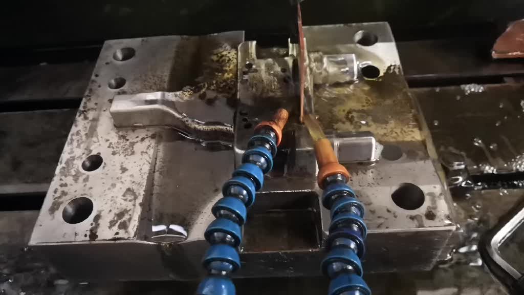 精细模具工艺制作中,火放电