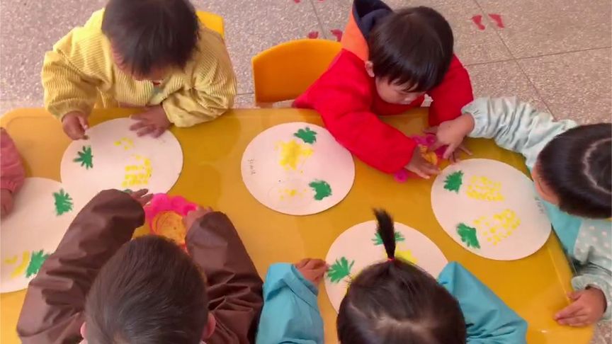 幼儿园小朋友的美术绘画课,作品美了美了的!