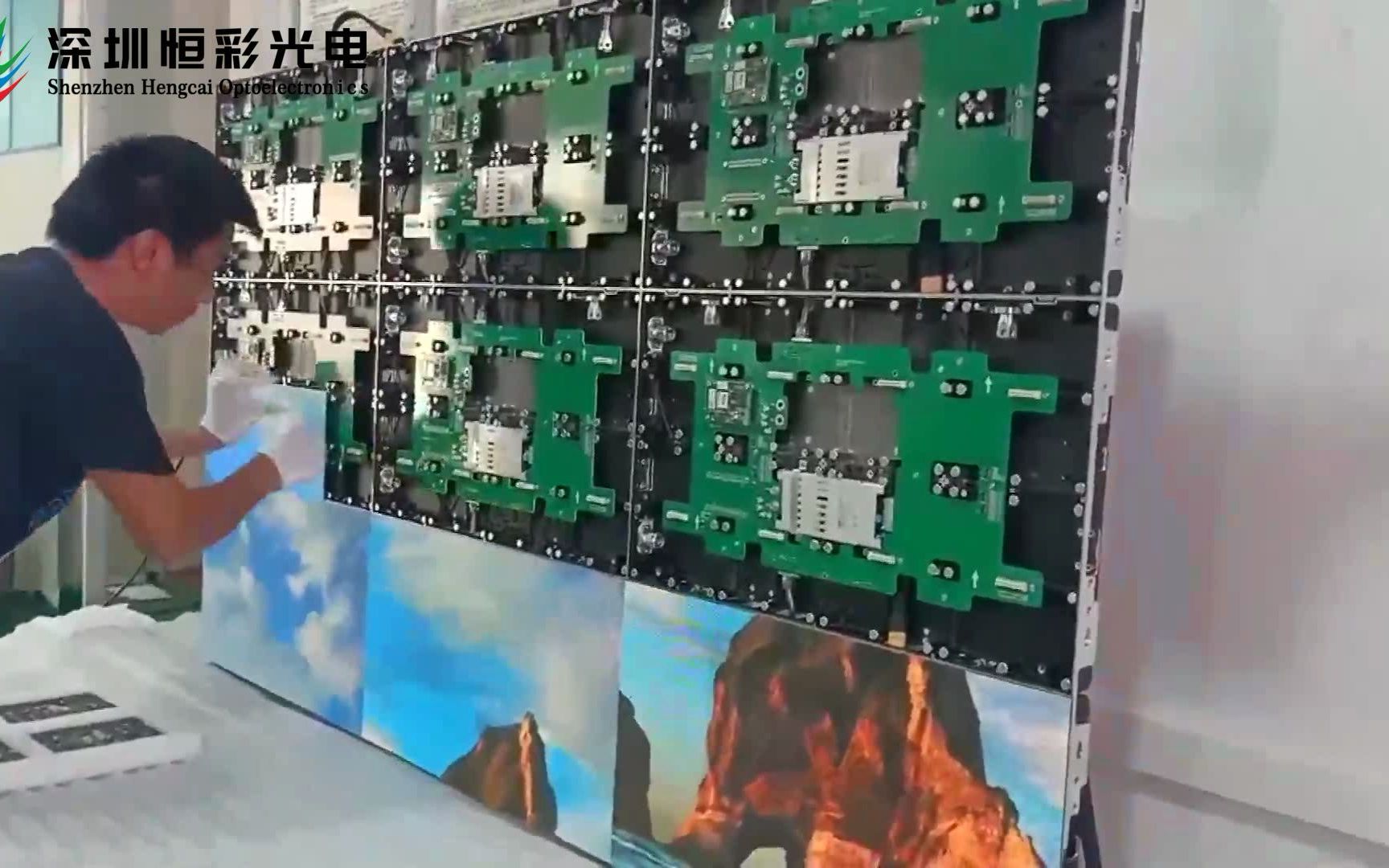 深圳恒彩光电LED显示屏模组上机架安装,进行老化测试