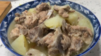 家常土豆炖排骨的做法，排骨软烂，简单又入味，学会自己在家做