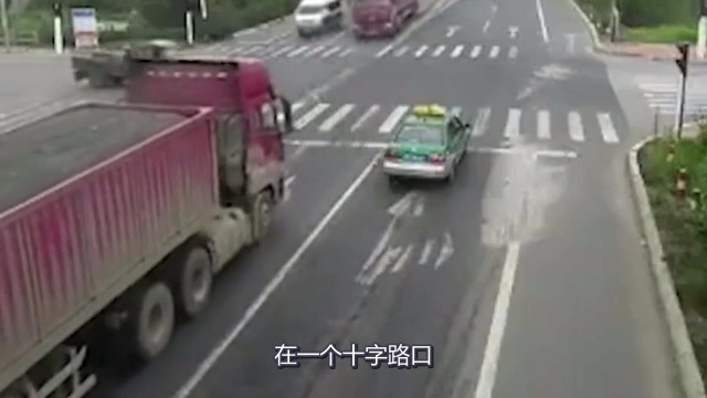 不愧是20年的老司机,一个完美漂移,成功救回几条性命
