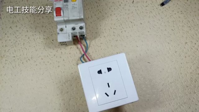 家里插座更换时触电了,原来是漏保这样接线,.