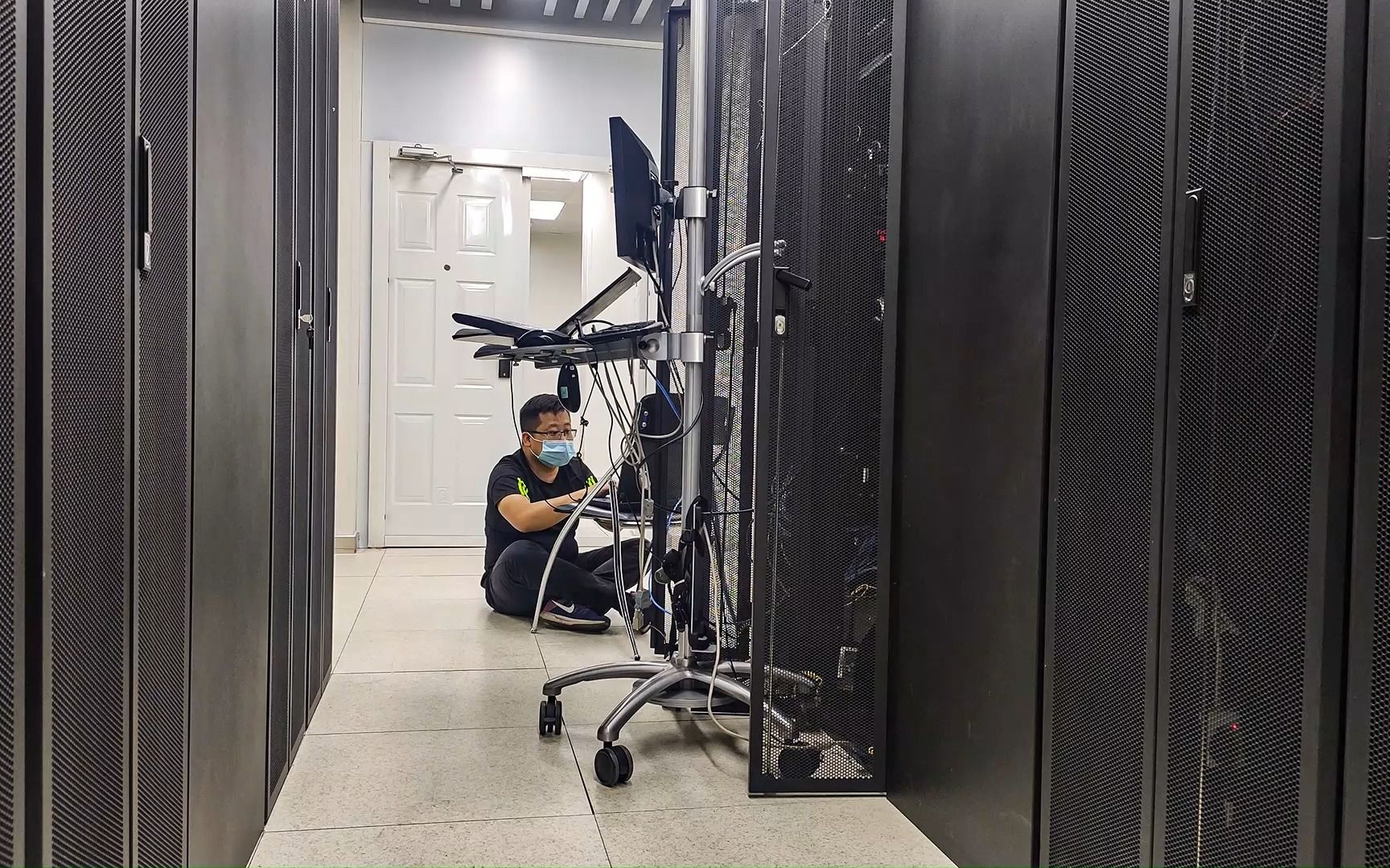 云桌面云机房服务器部署在教室还是专业机房更好?