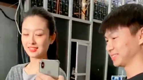 就算是做移动支架,也要做最幸福的那个,小姐姐颜值逆天了!