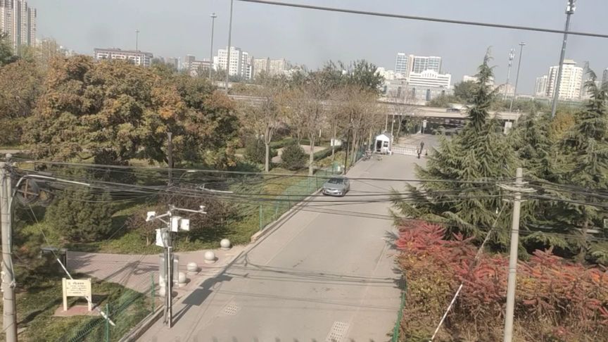 给大家看看,火车从北京市区到北京西站的沿路街景