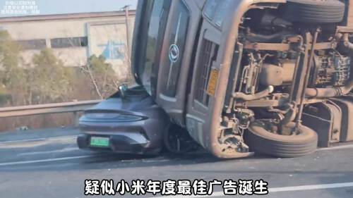 小米SU7硬抗大货车,又被他秀到了