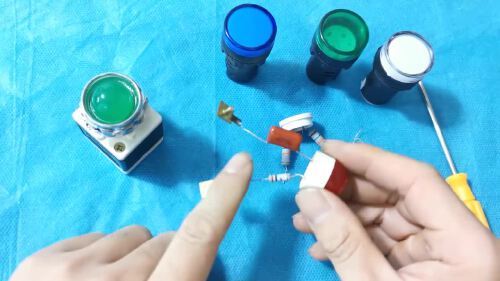 电路指示灯解析:串联电容与电阻的独特作用与应用解析