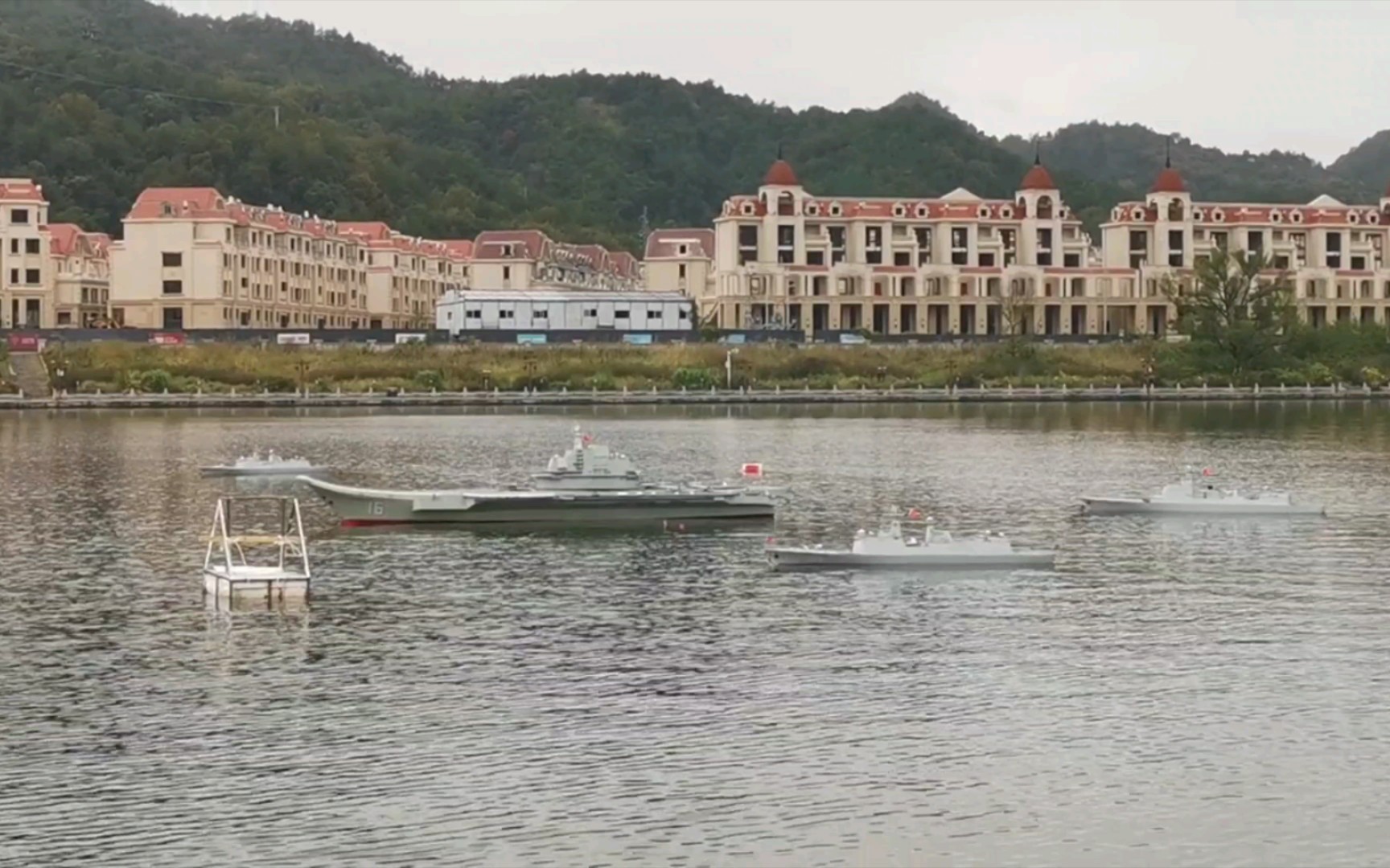 辽宁舰舰队模型、两栖攻击舰模型、055驱逐舰模型、094潜艇模型等。