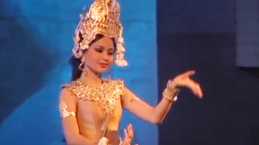 这位泰国美女跳的传统舞蹈，舞姿优美动人，让人很喜欢