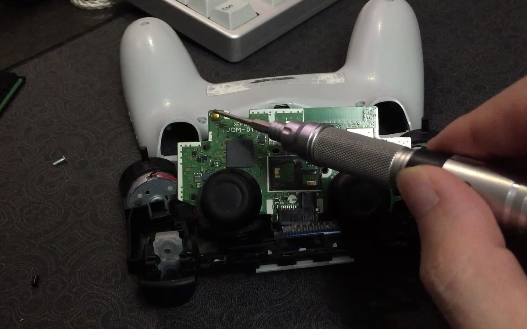 【DIY拆解与修理】非专业方式修复PS4手柄按键失灵