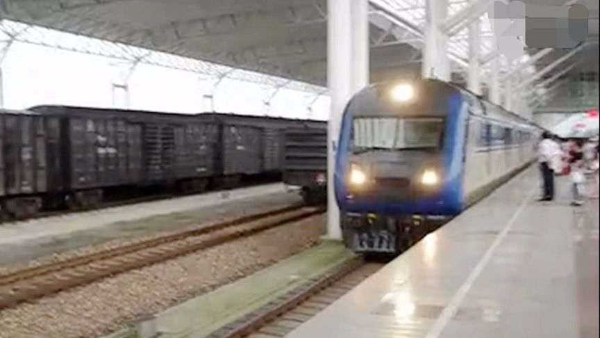 苏北新长铁路上的火车 泰州至兰州K418次进盐城站