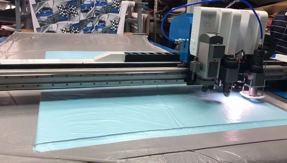 锦德智能全自动PVC防护服隔离衣裁切机,手术衣切割机