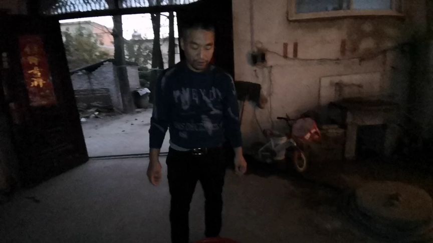 湿水的毛毯太重,洗衣机装不下,只能人工清洗,这活儿真费劲!
