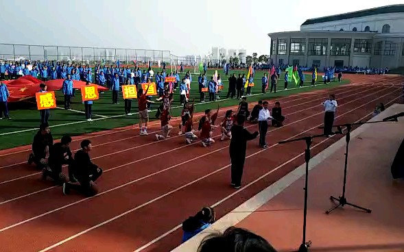 在运动会开幕式上跳极乐净土(c位是up主)