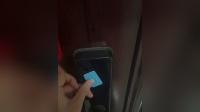 门锁刷卡一次打不开,自动锁住,用指纹刷一次也会锁住,从屋内也打不开