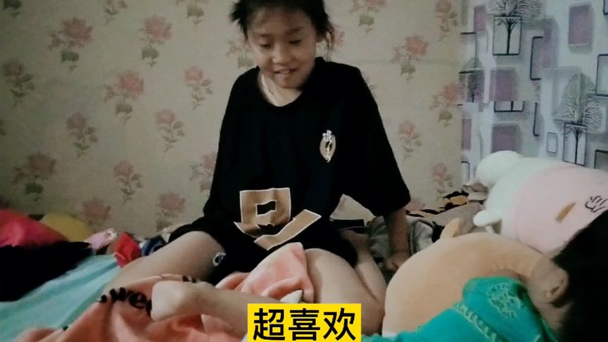 大女儿最喜欢睡前挠痒痒痒,挠的受不了了都还想叫妈妈挠她!