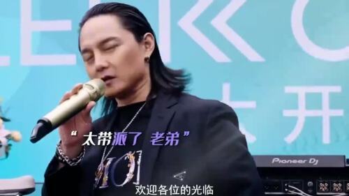 主持人掏出演讲稿,不料被风吹走了