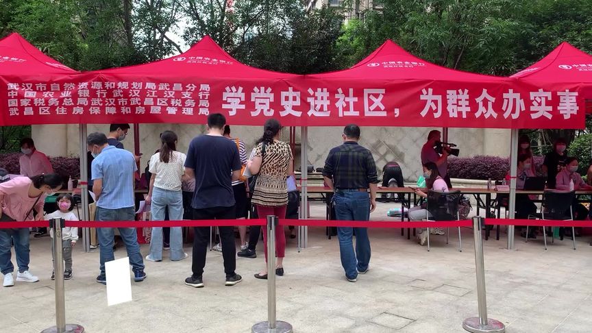 职能部门上门服务,小区居民家门口办不动产证