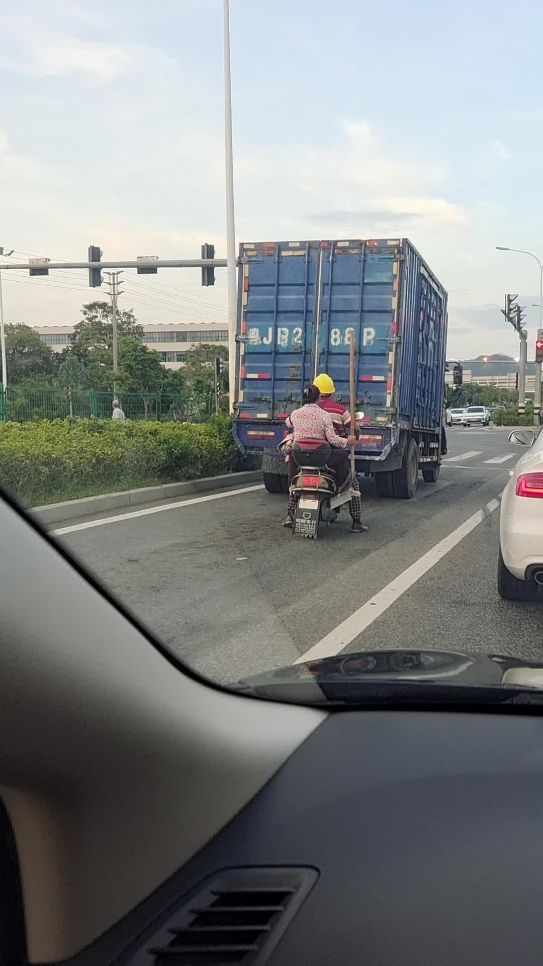 安全出行 \电动车长期在行车道走\很危险