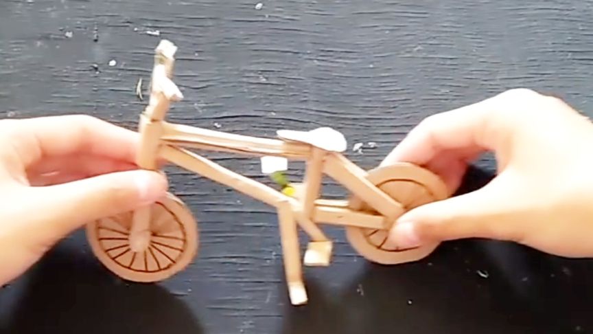 手工达人用纸板制作自行车玩具模型,给孩子买玩具的钱省了