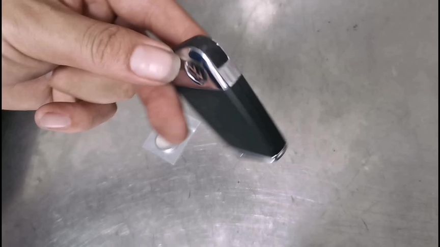 大众新款钥匙,如何更换电池和取出机械钥匙。#汽车 #修车