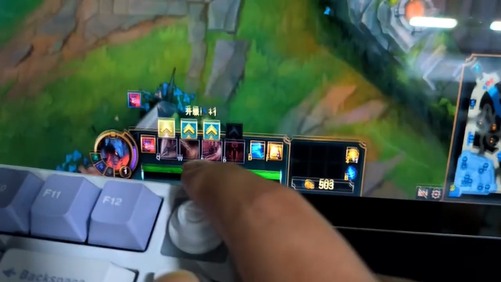 LOL台服求助,改分辨率自动拉伸填充问题(看简介)