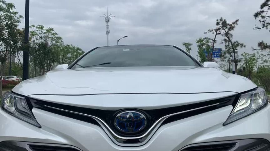 混动版凯美瑞,百公里油耗4.1L,配置丰富,无钥匙进入,一键启动