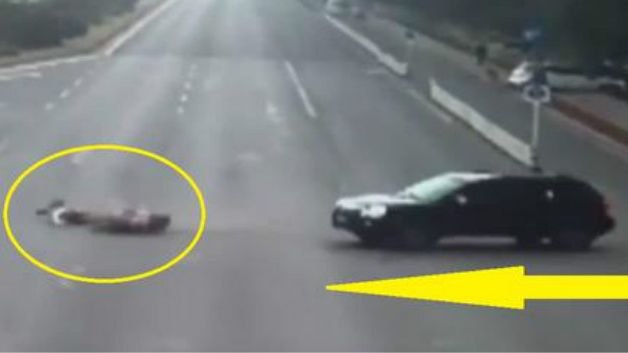 电动车女子彪速闯红灯惨被小车撞飞 负事故全部责任