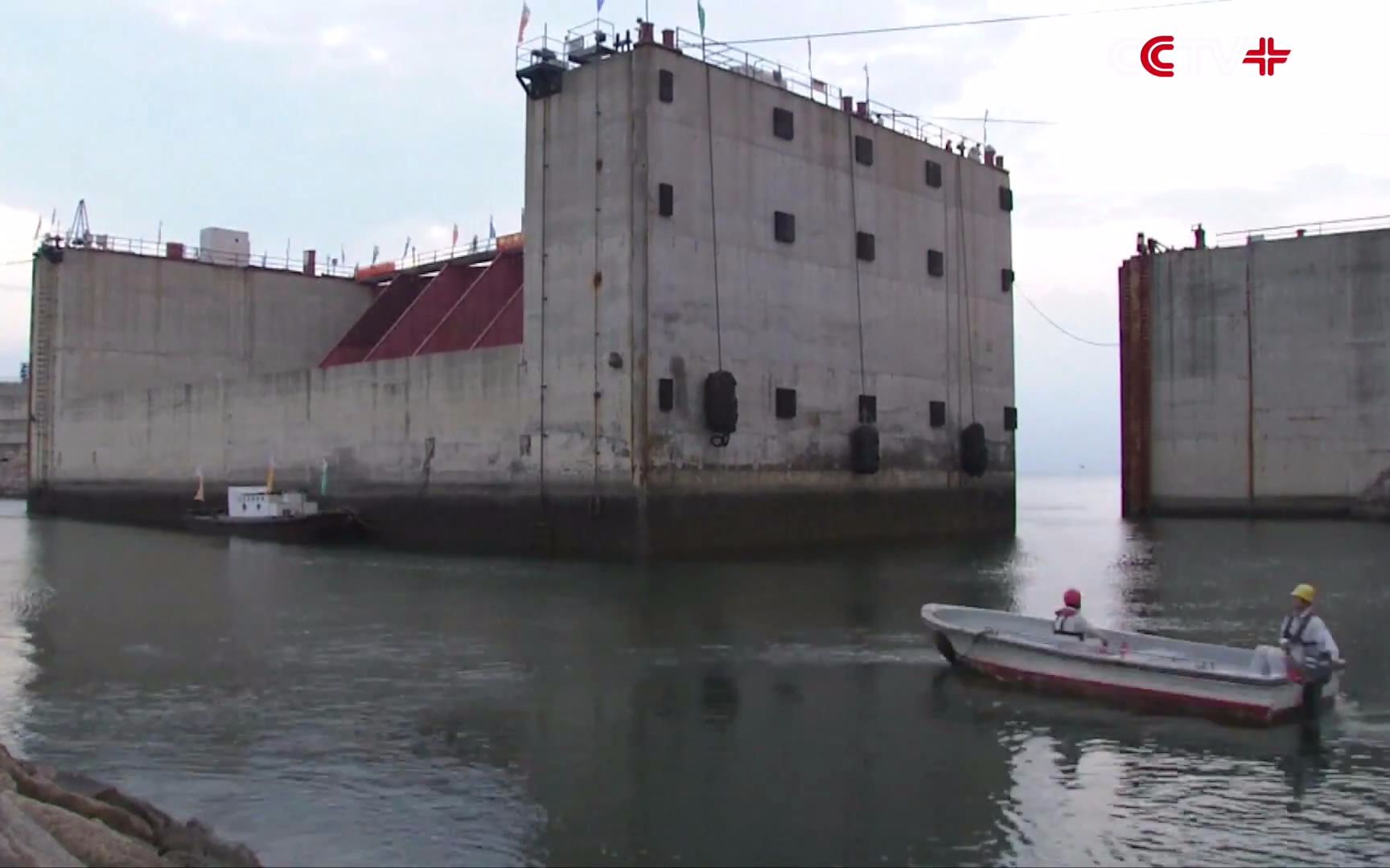 港珠澳大桥建设:坞门开启全过程(延时摄影)