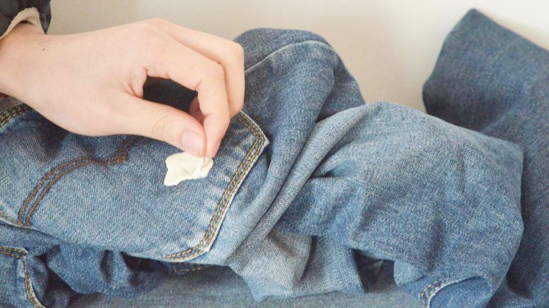 口香糖沾到衣物,教你用两招轻松去除