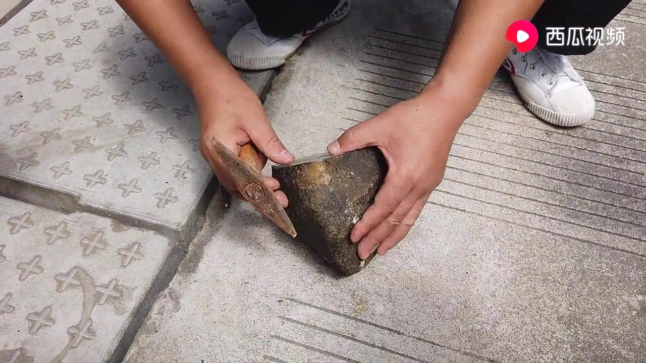 缅甸中刀记(一)6公斤的翡翠原石切割,切石全过程,满绿石头切开后变成...