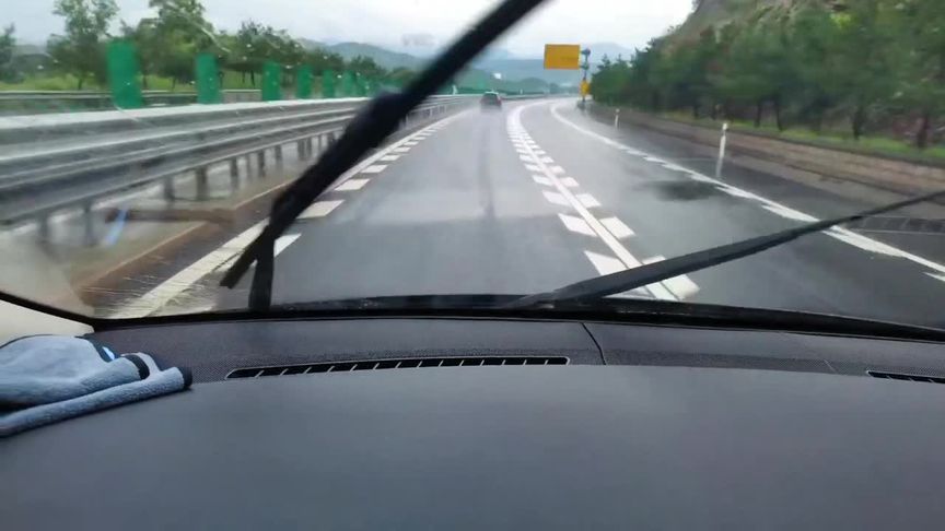 过不容易休个假暴雨来了,疫情反弹了。