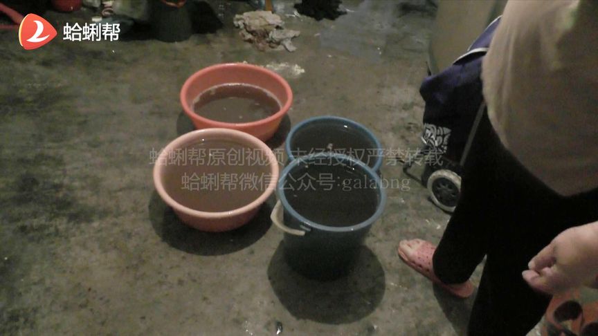 楼上水管坏了,楼下成水帘洞!事后楼上住户否认漏水点在自家!