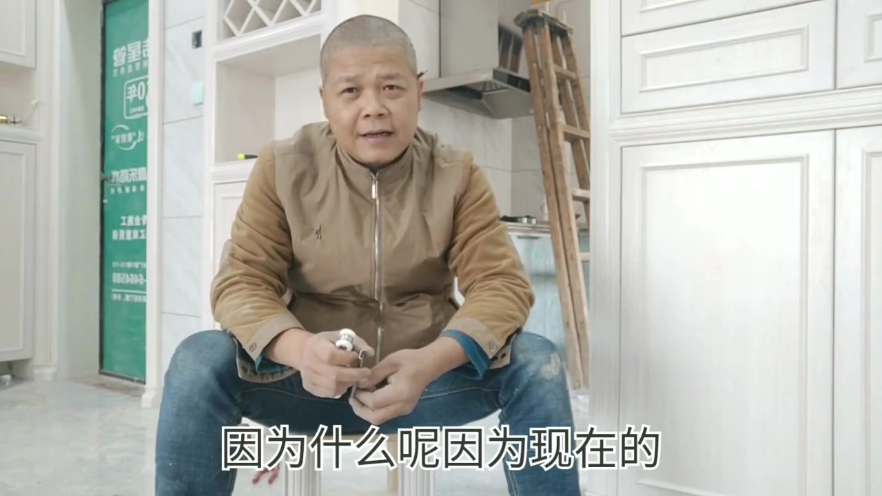 如何安装厨房推拉门,师傅一边安装一边解说,经验很丰富