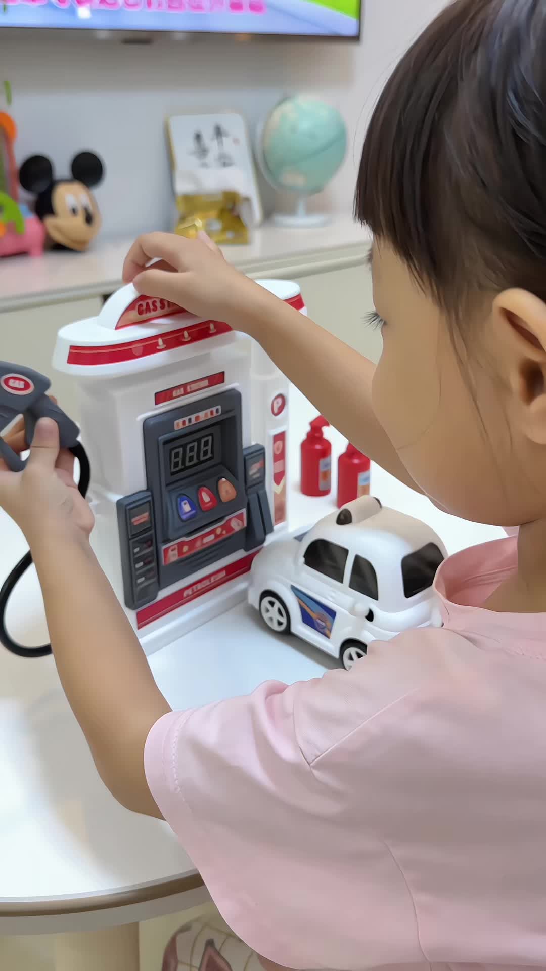 超大号仿真模型还原真实加油站场景,加油机、加油枪、计价屏一应俱...