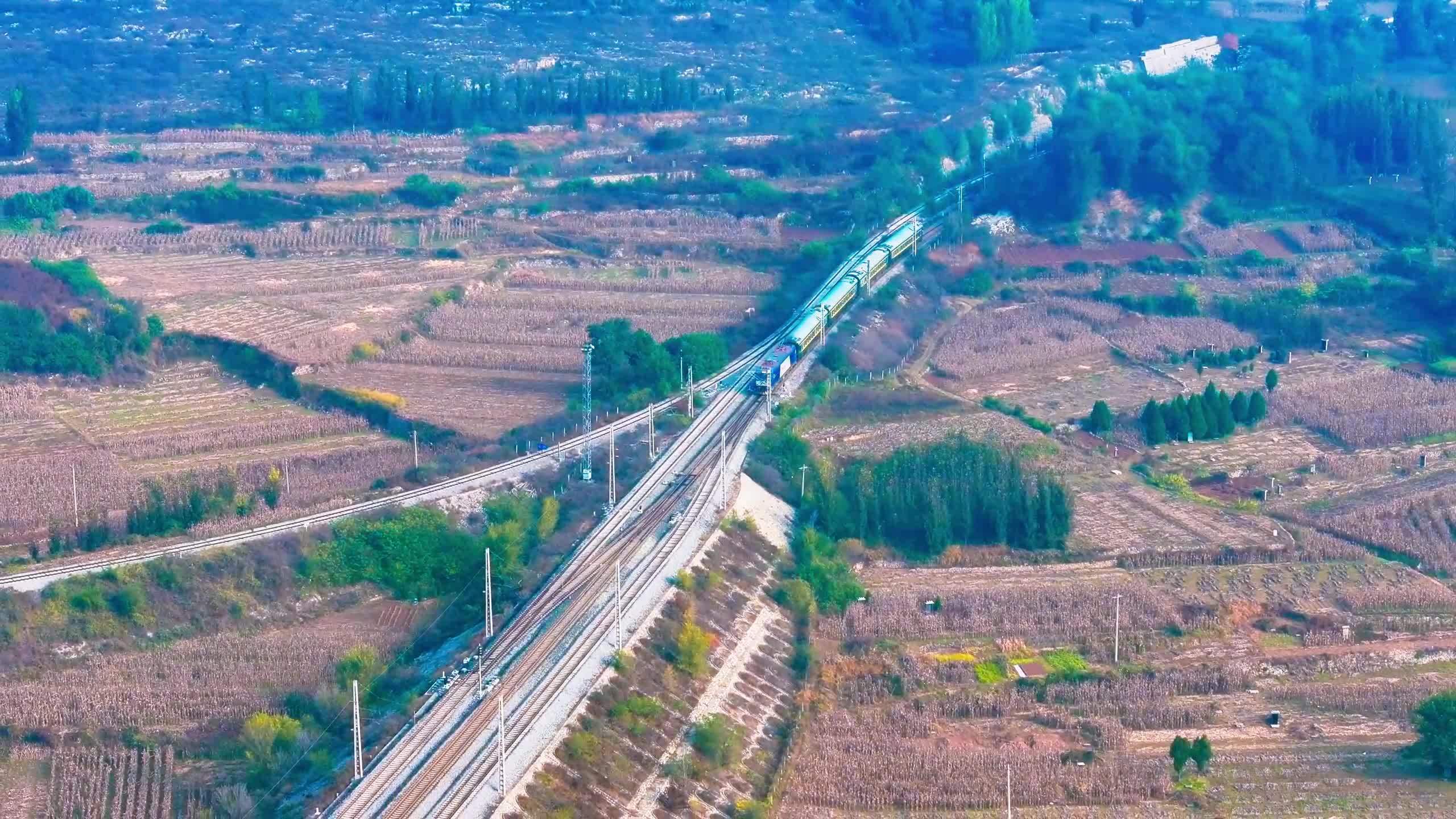 7053次列车载着秋色与烟火出发