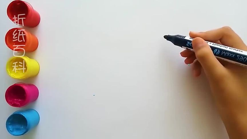 用简笔画画一双可爱的小脚丫并涂色,非常简单,小朋友也能学会