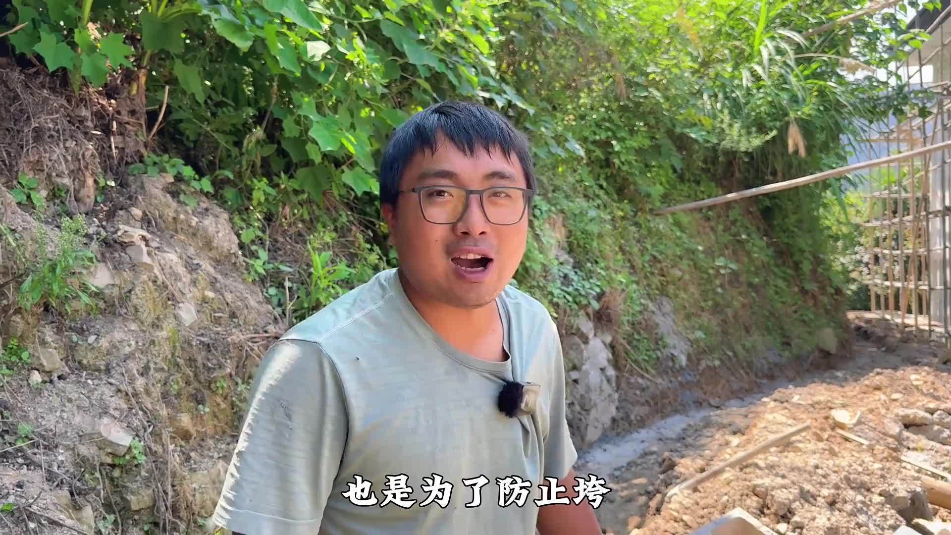 婚房建设接近尾声,砌堡坎的成本比建房还高,山区搞工程真不容易